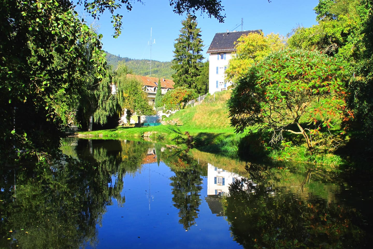Maison Bellevue seen from our private pond