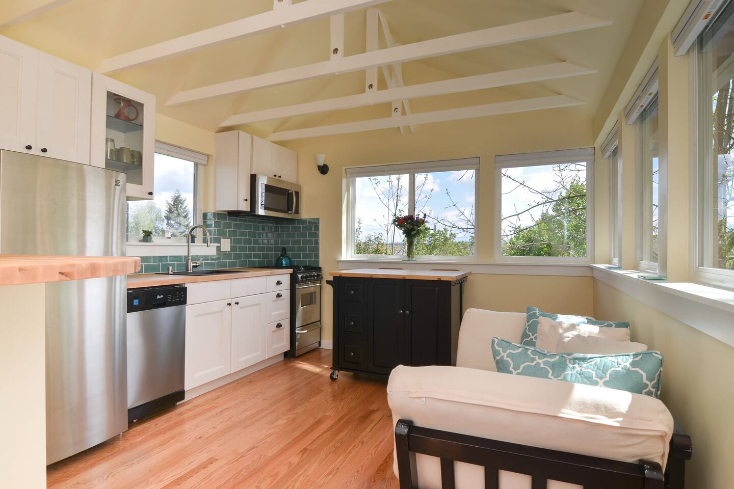 Charming Seattle Guesthouse - Cabins for Rent in Seattle