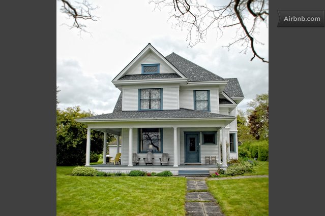 Historic Farm House sleeps up to 10 in Coupeville
